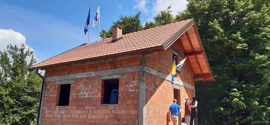 Pokrivena kuća porodici Selimović | RTV Živinice