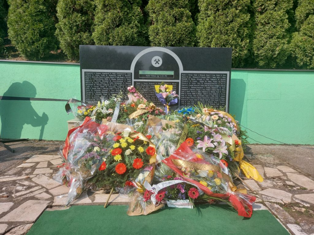 FOTO: Obilježena 32. godišnjica pogibije 180 rudara u rudniku Mramor ...